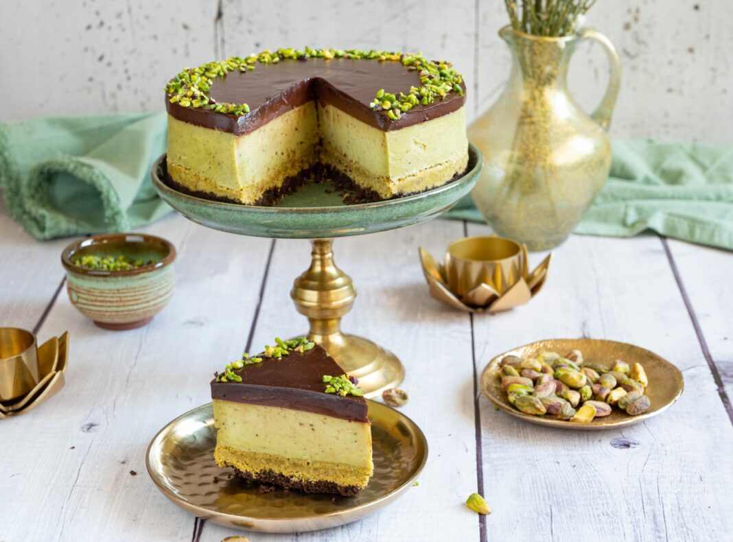 Cheesecake Dubai cu fistic si ciocolata - Din secretele bucătăriei ...